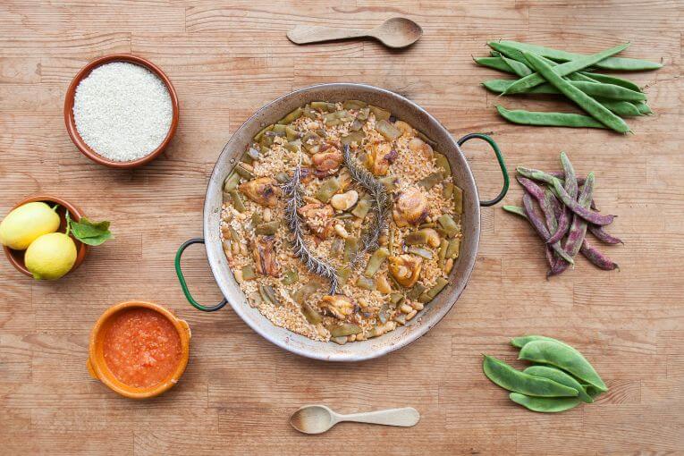 Conoce la auténtica paella valenciana en detalle.