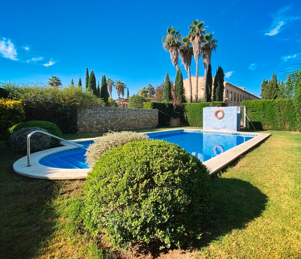 Find top-notch hotels with pools for your stay in Valencia.