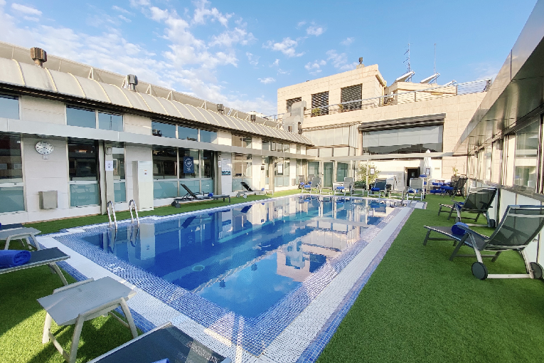 Find top-notch hotels with pools for your stay in Valencia.